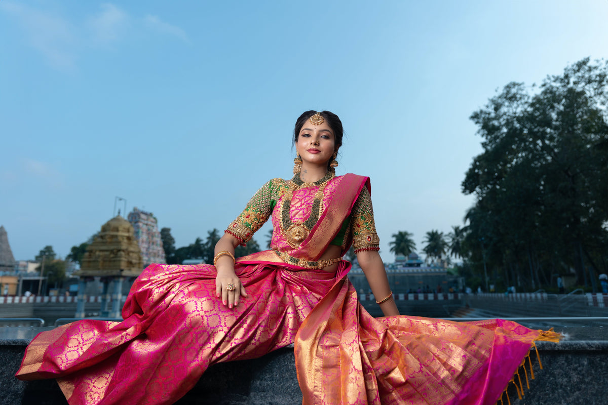 Best Poses in Saree for Posting on Social Media: A Guide – Anuki.in